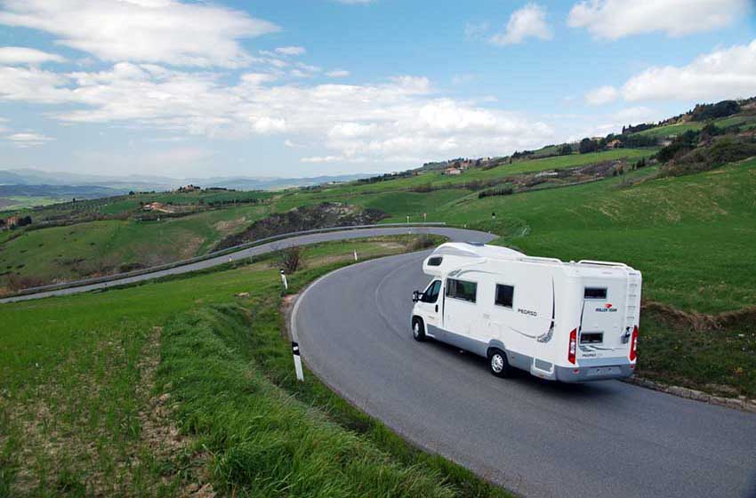 Primo viaggio in camper: consigli e soluzioni su equipaggio e guida